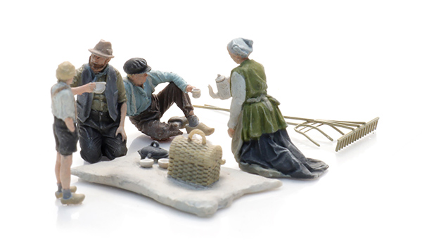 RoCo USA, Inc. Lunch break in the field (4x)