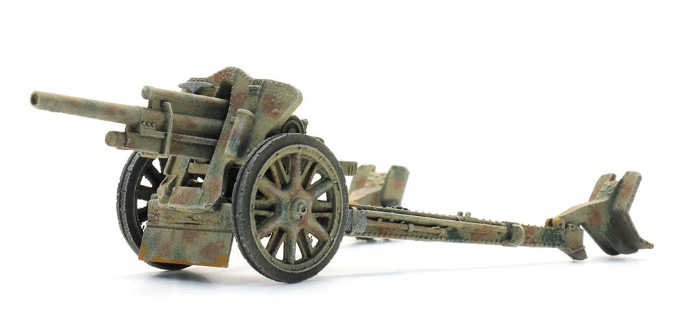 RoCo USA, Inc. German WWII 10,5cm Light Howitzer 18 Camo in position