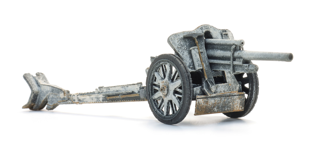 RoCo USA, Inc. German WWII 10,5cm Light Howitzer 18 Winter in position