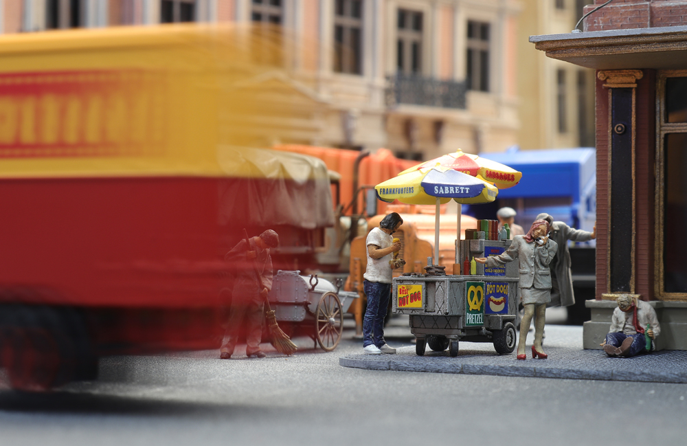 RoCo USA, Inc. NYC hot dog cart + two figures