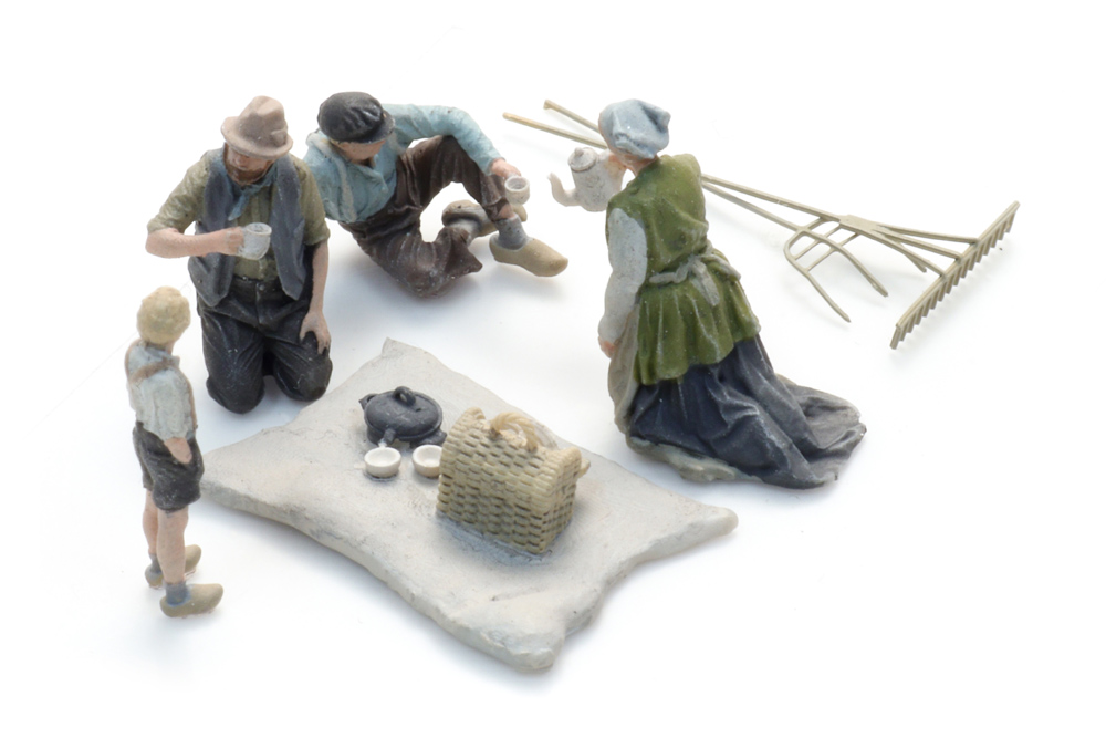 RoCo USA, Inc. Lunch break in the field (4x)