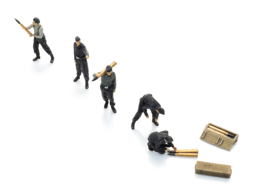 RoCo USA, Inc. German WWII tank crew reloading (5x)